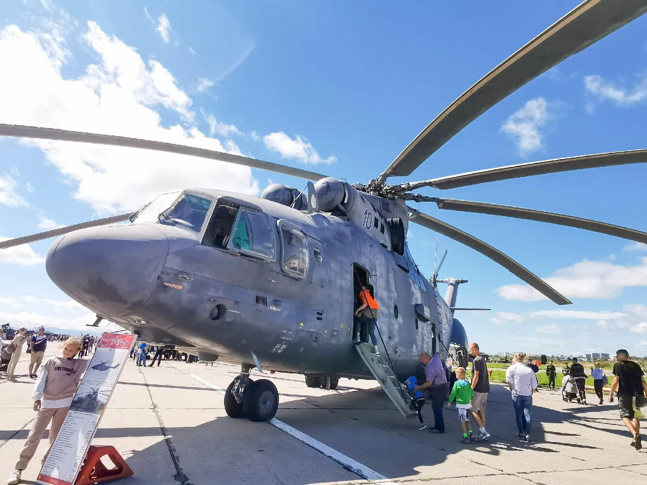 Танки, дети и вертолеты на форуме «Армия-2022» в Хабаровске: фото