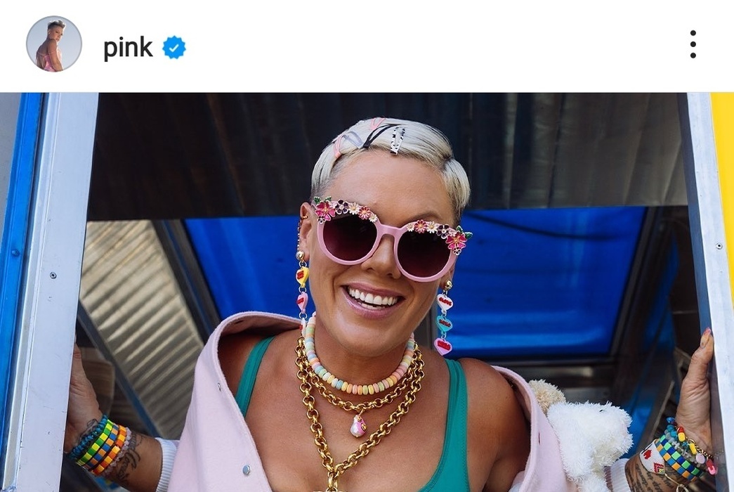 Певица Пинк стала звездой теннисного турнира: играет сама и сидит на ...