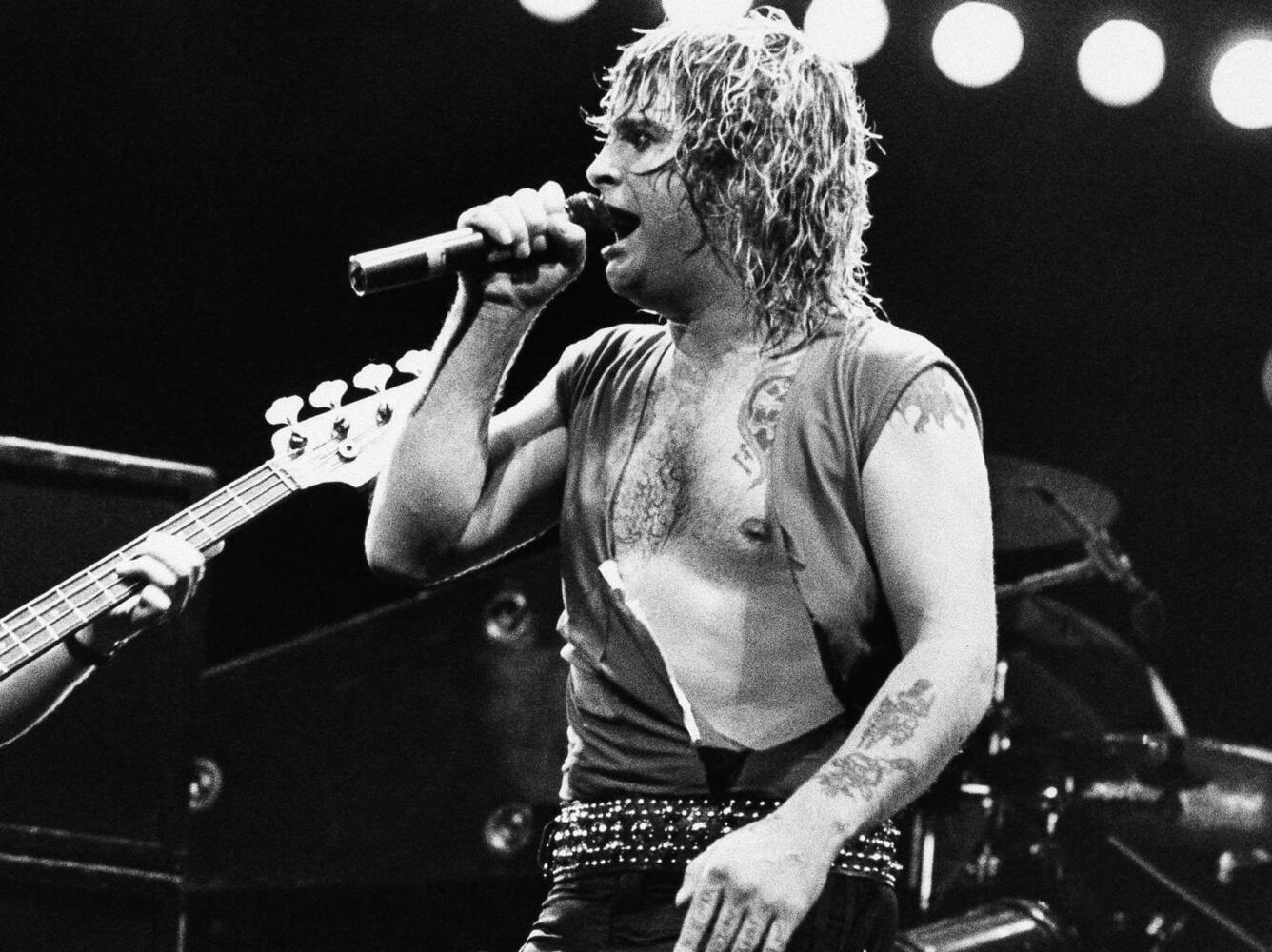 Ушел из жизни рок-музыкант Оззи Осборн: кадры выступлений легенды рока