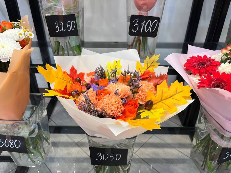 Буйство красок и цен: букеты к 1 сентября опустошат кошельки петербуржцев