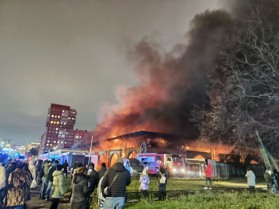Огонь охватил 300 квадратных метров Правобережного рынка: кадры пожара